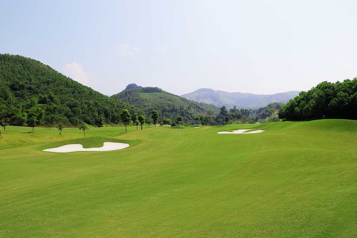 Hilltop Valley Golf Club in Hanoi | Vietnam Golf Course