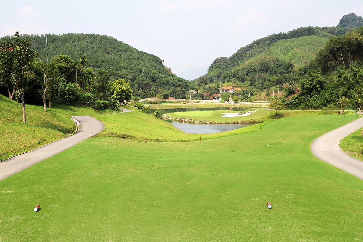 Hilltop Valley Golf Club in Hanoi | Vietnam Golf Course